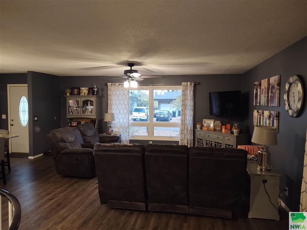 1 arrow living | Rasmus Realty